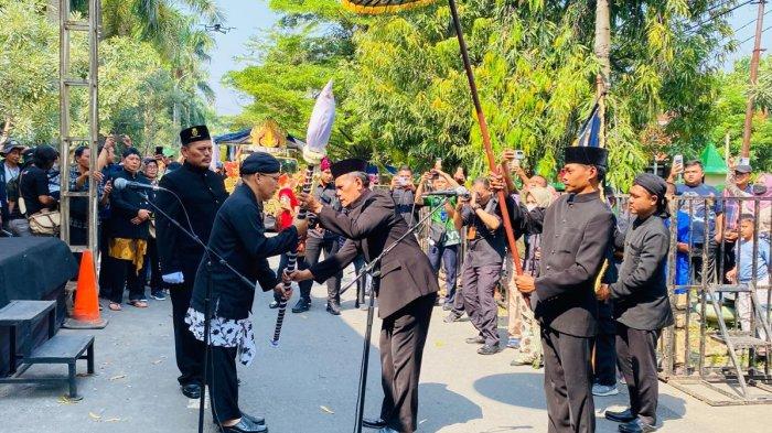 Warga Antusias Saksikan Kirab Pataka, Gunungan Hasil Bumi dan Kesenian ...
