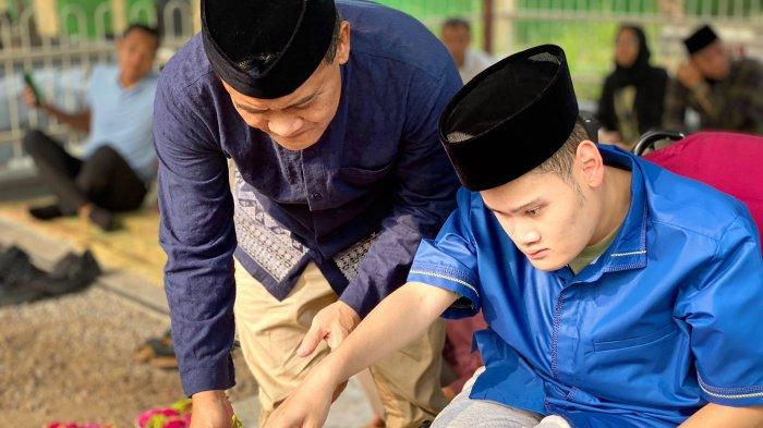 Ziarah ke Makam Istri Bareng Anaknya, Ahmad Luthfi Kenang Pesan Jaga Amanah - Tribunjateng.com