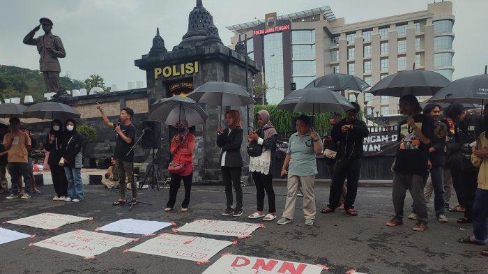 Aksi Kamisan Berpayung Hitam di depan Mapolda Jateng: Kami Minta Kapolrestabes Semarang Dicopot ...