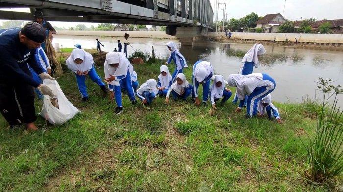 2 Ton Sampah Terkumpul Saat Bersih-Bersih Sungai Silugonggo Pati, Relawan Temukan Banyak Popok ...