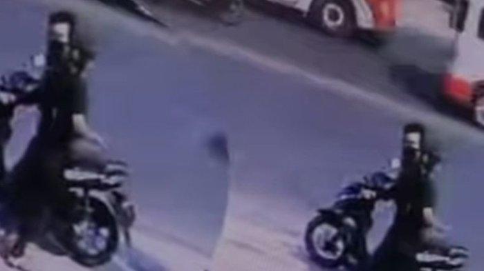Aksi Nekat Pencuri Motor Todongkan Senjata Api Saat Kepergok Warga Terekam Kamera CCTV ...