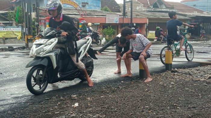 Anak-anak Belasan Tahun di Semarang Rela Bantu Warga Terdampak Banjir, Tanpa Mematok Tarif ...