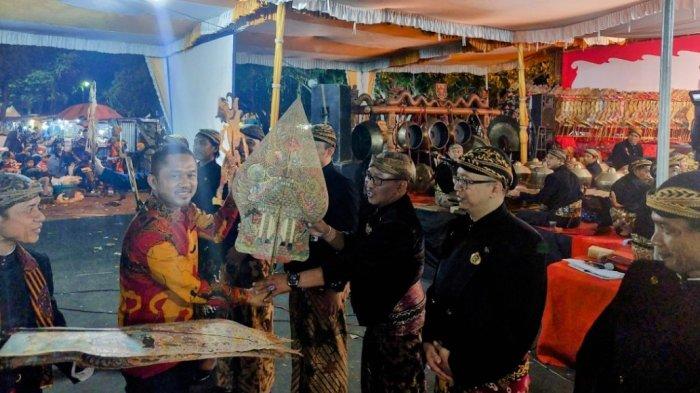 80 Dalang Gelar Pagelaran Wayang Kulit di Karanganyar, Sambut Ultah Sekaligus Dukung Ganjar ...