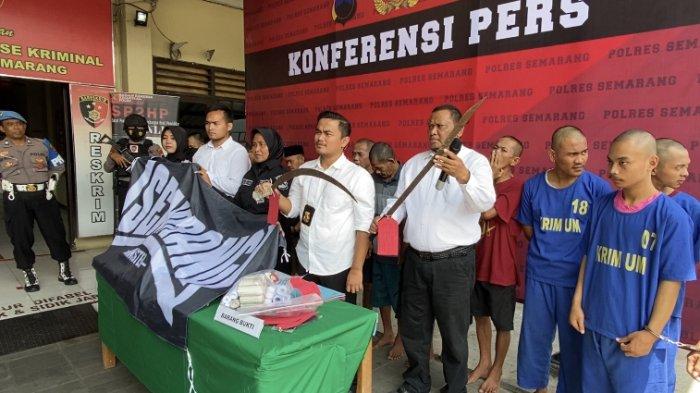 Kesal Tak Diberi Rokok, 'Gangster Semarang' Rusak Motor Korban Pakai ...