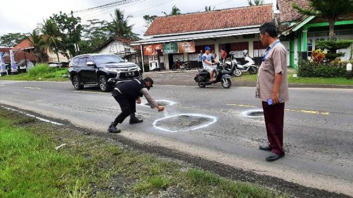 Antisipasi Kecelakaan Lalu Lintas, Anggota Polsek Maos Buat Tanda ...