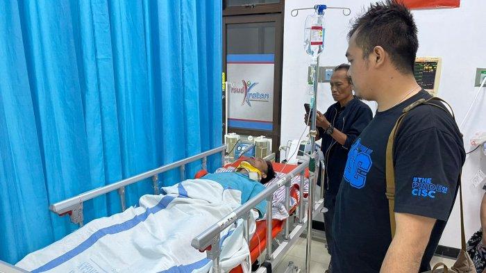 Depresi Putus Cinta, Pemuda Sragi Pekalongan Ini Nekat Panjat Tiang ... Depresi Putus Cinta, Pemuda Sragi Pekalongan Ini Nekat Panjat Tiang ...