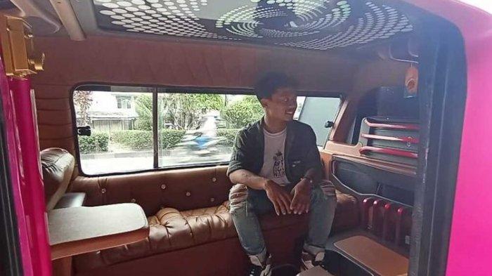 VIRAL Angkot Modif di Sukabumi Lengkap dengan Sofa dan Sound System ...