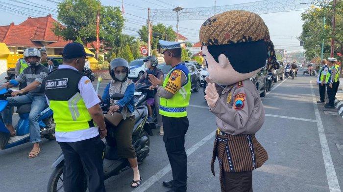 Aksi Simpatik Satlantas Polres Jepara, Bagikan Bunga Hingga Cokelat Saat Operasi Zebra Candi ...