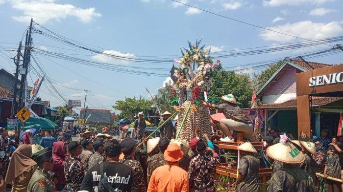 Kemeriahan Tradisi Meron 2024 di Sukolilo, Peringati Maulid Nabi ...