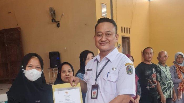 Diskuktrans ESDM Karanganyar Serahkan 250 Sertifikat Halal Gratis Bagi Pelaku Usaha ...