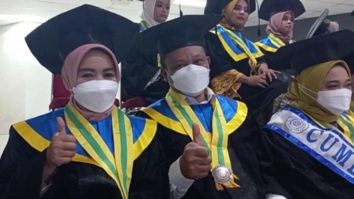 Romantis! Ini Kisah Suami Istri yang Berhasil Wisuda di UMP - Halaman ...