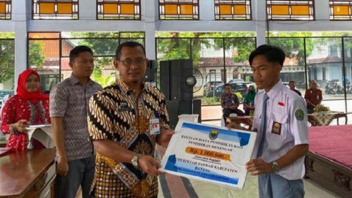 Cegah Putus Sekolah, Pemkab Batang Gelontorkan Rp 593 Juta untuk Beasiswa Pelajar dan Mahasiswa ...