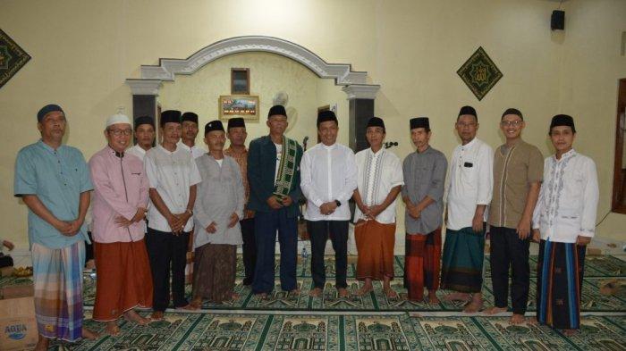 Tarawih Silaturahim Pertama di Cimanggu, Pj Bupati Awaluddin Serahkan ...