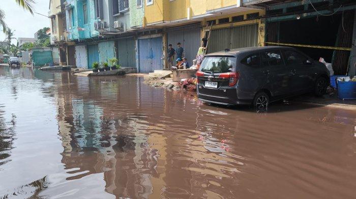 Penyebab Air Banjir di Cengkareng Berubah Warna Jadi Merah, Ada ...