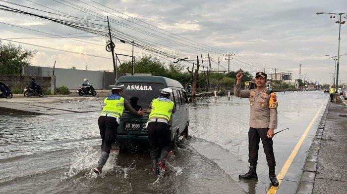 Banjir Rob di Demak Belum Surut, Enam Desa Masih Terendam Hingga 30 Cm - Tribunjateng.com