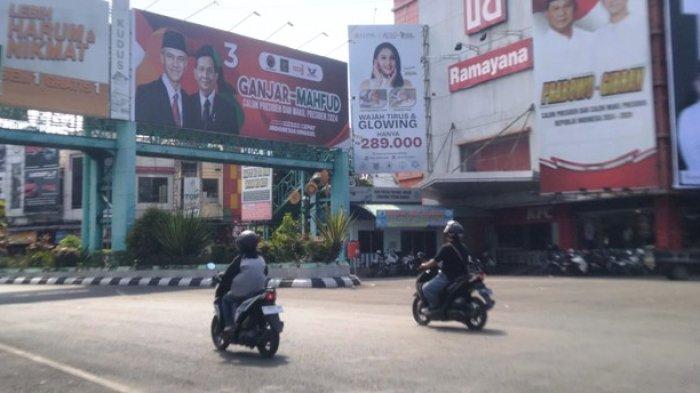 Baliho Ganjar-Mahfud dan Prabowo-Gibran Terpampang di Alun-alun Kudus ...