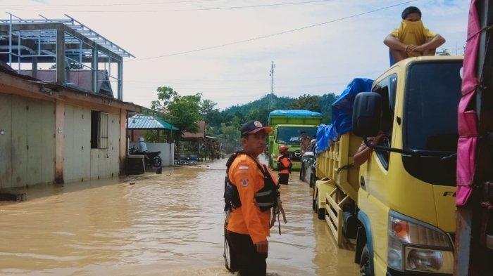 Banjir Setinggi Paha Orang Dewasa Rendam Luwu, Jalur Trans Sulawesi Terputus - Tribunjateng.com