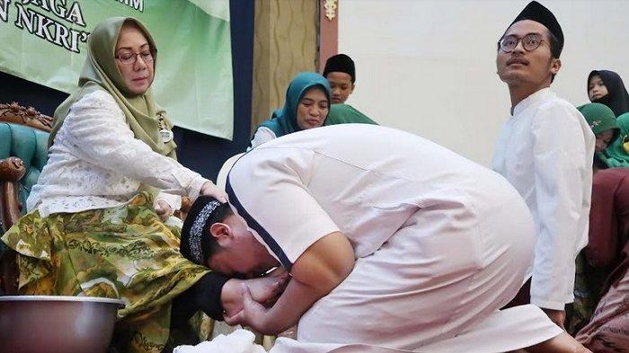 Kala Gatyt Tak Kuasa Tangis Saat kakinya Dibasuh Saat Hari Ibu ...