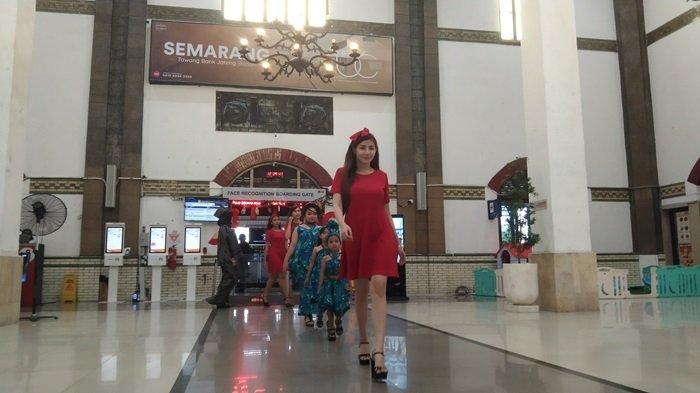 Bayu Ramli Hibur Penumpang Kereta Api Dengan Peragaan Busana di Dalam ...