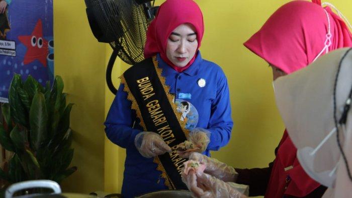 Lawan Stunting, Inggit Soraya Demo Masak Jadi Menu Dimsum Lezat di ...
