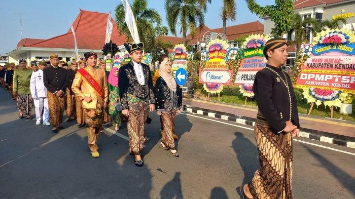 Pakai Baju Adat Surakarta, Dico Pimpin Upacara HUT Kendal ke-419 ...