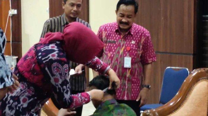 Kades Berambut Gondrong Dicukur Bupati Grobogan Sri Sumarni, Ini Harapannya - Tribunjateng.com