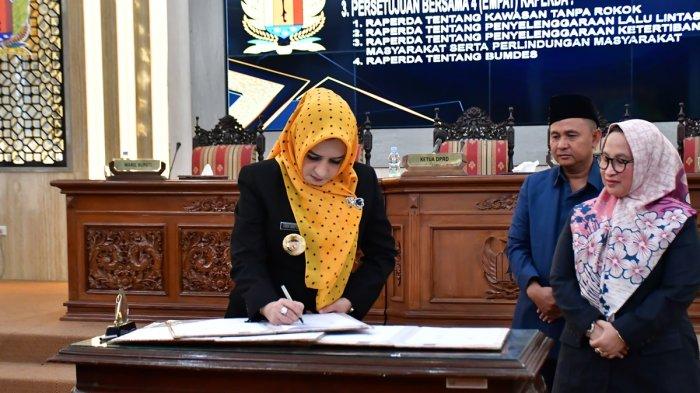 Bupati Pekalongan Fadia Tanda Tangani Nota Kesepakatan KUA PPAS APBD Perubahan 2024 dan APBD ...