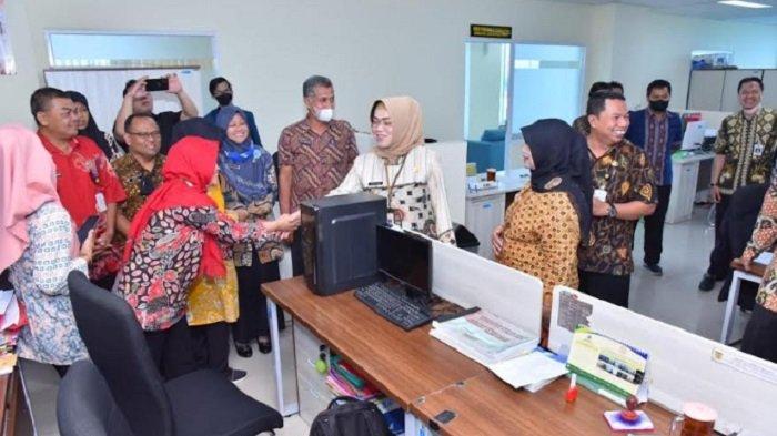 Bupati Etik Suryani Sidak ke Sejumlah OPD, Pastikan Pelayanan Berjalan Normal Usai Lebaran ...