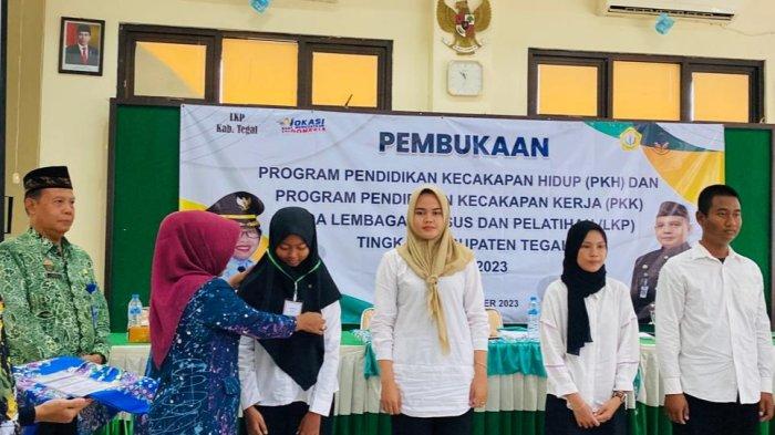 Bupati Umi Buka Program PKH dan PKK Lembaga Kursus Pelatihan Tingkat ...
