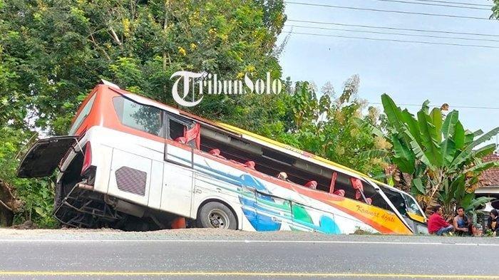 Kronologi Kecelakaan Maut di Sragen, Bus Kramat Djati Vs Truk, 2 Orang Meninggal - Tribunjateng.com