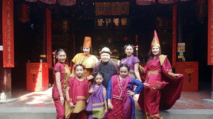 Spesial Imlek 2024, Bayu Ramli Pamerkan Busana Cheongsam, Padukan ...