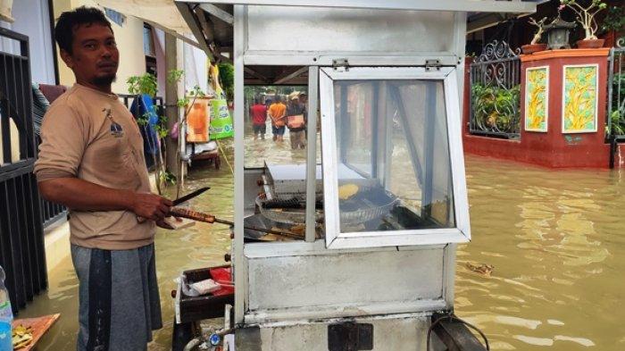 Alasan Byan Tetap Jualan Gorengan di Tengah Banjir Semarang: Banjir Tinggi, Kebutuhan juga ...