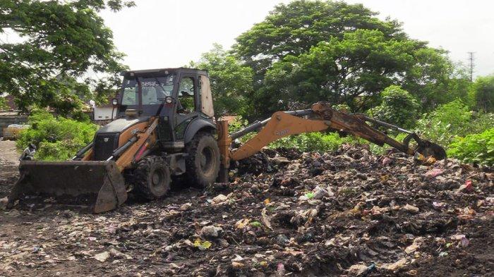 DLH Rembang Kerahkan Alat Berat Atasi Gunungan Sampah di Pasar Hewan - Tribunjateng.com
