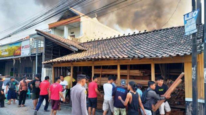 Toko Kayu di Desa Botosengon Demak Terbakar, Pemilik Rugi hingga Ratusan Juta - Tribunjateng.com