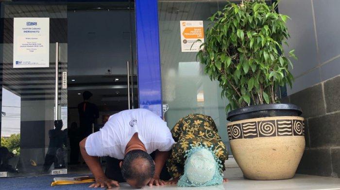 Kisah Dasuki Sujud Syukur Uang di Tabungannya Selamat Meski Bank ...