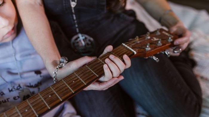 Chord Gitar dan Lirik Lagu Strong - One Direction - Tribunjateng.com