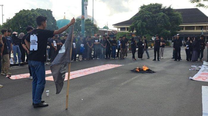Aksi Bakar Ban Mewarnai Demo Mahasiswa di Banyumas yang Tolak PPN 12 Persen - Tribunjateng.com