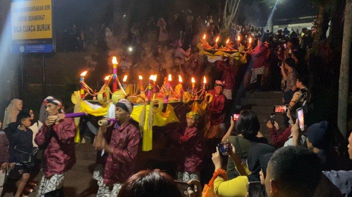 Rawa Pening Bersinar: Perahu Hias dan Larungan Sesaji Meriahkan ...