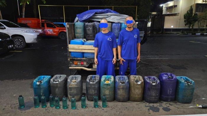 Tampang 2 Pria Asal Cilacap Penimbun 80 Jeriken BBM Bersubsidi Jenis ...