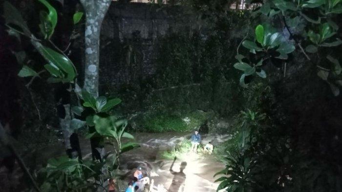 2 Pemancing Ini Hampir Hanyut saat Terjebak di Tengah Sungai yang Tiba ...