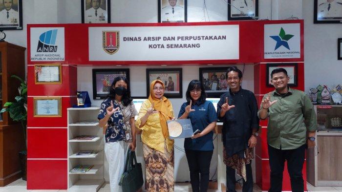 Dukung Gerakan Literasi, Nojorono Kudus Donasikan Buku Caping Kalo di ...