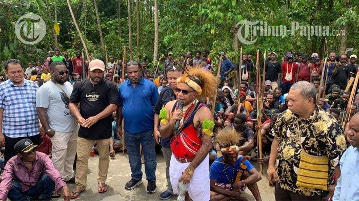Seorang Warga Kena Peluru Nyasar di Papua Saat Polisi dan Pendukung ...