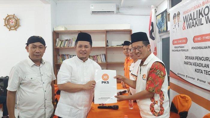 Faruq Ibnul Haqi Serahkan Formulir Pendaftaran Bakal Calon Wali Kota Tegal ke PKS dan PKB ...