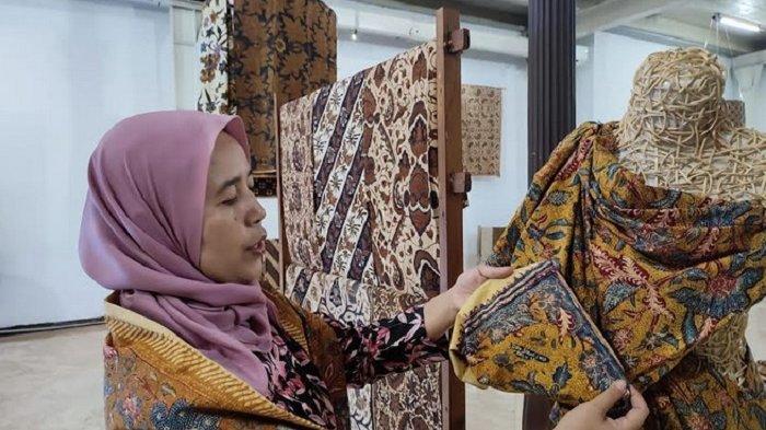 Jessie Jatuh Hati pada Motif Batik Tiga Negeri di Pameran Batik Kuno ...