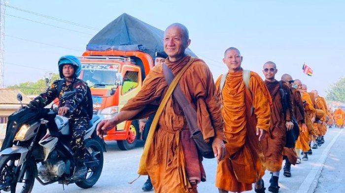 Cuma di Indonesia yang Seperti Ini, Para Bhiku Thudong dari Thailand ...