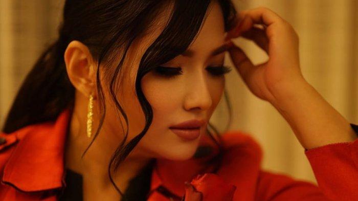 Fryda Lucyana Sampaikan Pesan Mendalam lewat Video Musik Single ...