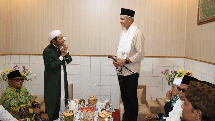 Kunjungi Ponpes Gedongan, Ganjar Dapat Hadiah Tongkat dan Tasbih ...