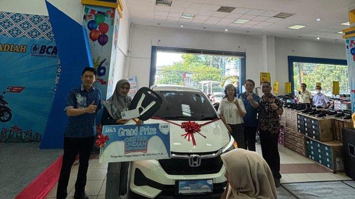 Senyum Semringah Retno Dapat Hadiah Honda Brio Program Gebyar Undian ...
