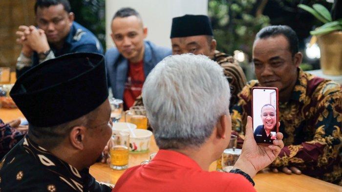 Momen Ganjar Video Call Wali Kota Bekasi, Sampaikan Aspirasi Para ... Momen Ganjar Video Call Wali Kota Bekasi, Sampaikan Aspirasi Para ...