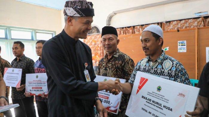 Beri Bantuan Rp 94,6 Miliar di Kendal, Ganjar Pranowo Berupaya Tekan Kemiskinan - Tribunjateng.com